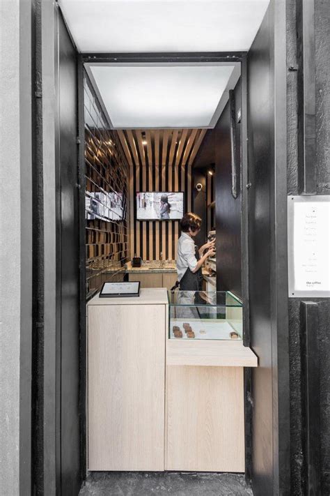Svelte Coffee Shop Slots By Boscardin Corsi Between Two Stores In Brazil