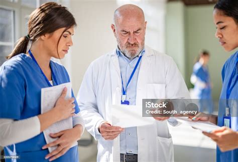 환자 치료 및 전략 개발에 중점을 둔 현대적인 병원 환경에서 의료 종사자 간의 협업 간호사에 대한 스톡 사진 및 기타 이미지 간호사 건강 진단 건강관리와 의술