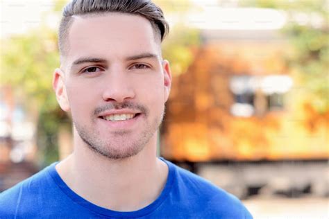 젊은 라틴 남자의 초상화 도시 장면입니다 바깥 사진 Unsplash의 아르헨티나 이미지