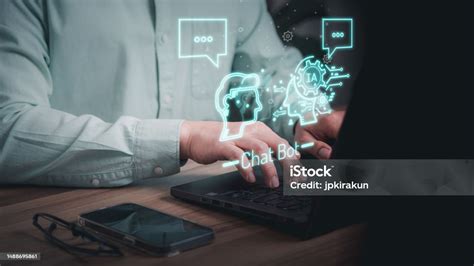 Ai 인공 지능과의 챗봇 채팅 인공지능 챗봇을 활용한 스마트 Ai 또는 인공지능과 대화하는 성인 남성 미래형 기술 혁신 가상