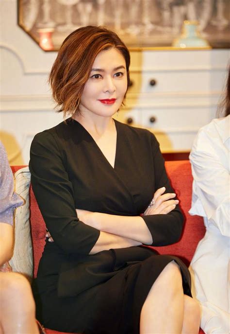 关之琳变霸道女总裁气场全开，大秀性感事业线颜值美回巅峰
