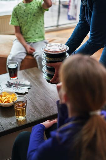 페스토 카바타피 볼 스파게티 및 미트볼 볼 파스타 프레스카 볼 그릴드 치킨 시저 샐러드 볼과 같은 배달 그릇 즐기기 3 명에 대한 스톡 사진 및 기타 이미지 Istock