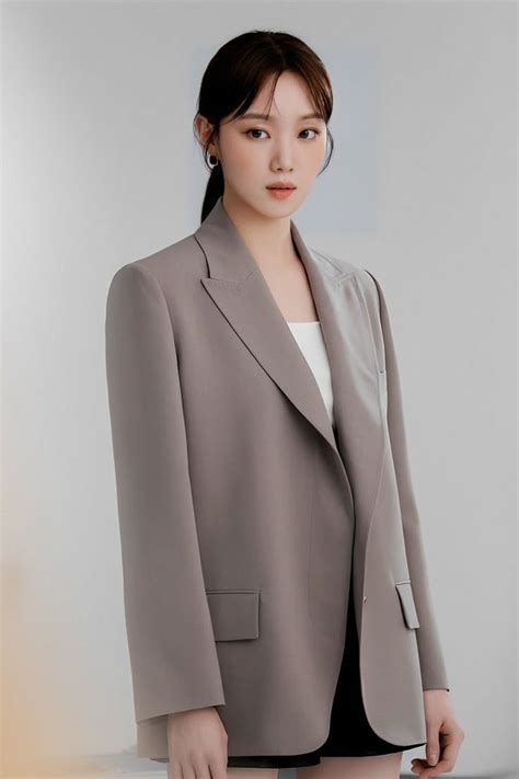 Lee Sung Kyung Behind The Scene Aktris Wanita Pose