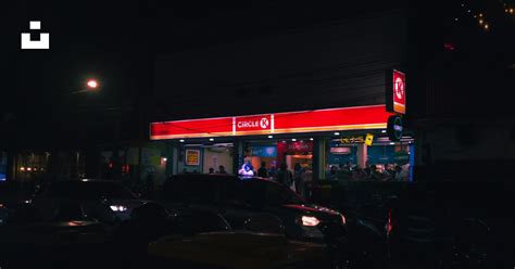 주차된 차가 잔뜩 쌓여 있는 어두운 주차장 사진 Unsplash의 무료 블록 엠 스퀘어 이미지