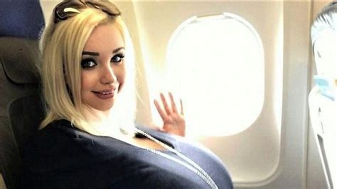 Dada Terlalu Besar Wanita Ini Dipaksa Pindah Ke Kursi Pramugari