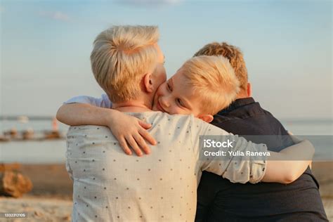 해변에서 일몰에 사랑하는 백인 가족의 초상화 금발의 소년 포옹 어머니 3 명에 대한 스톡 사진 및 기타 이미지 3 명 가족 남성 Istock