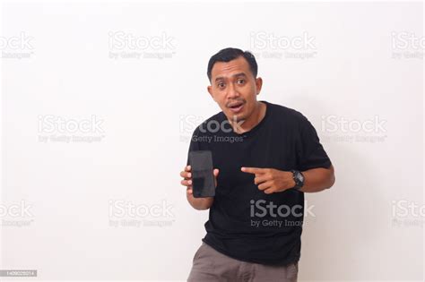 와우와 충격 아시아 남자의 얼굴은 그의 휴대 전화를보고 가리키는 동안 흰색 배경에 고립 35 39세에 대한 스톡 사진 및 기타 이미지 35 39세 Brand Name