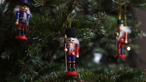 크리스마스 트리에 장식 장난감 호두까기 인형 흐린 배경이있는 크리스마스 트리에 호두까기 솔저 아름다운 장식 크리스마스 트리 호두까기 인형 장난감 요정 조명 랙 포커스 0명에