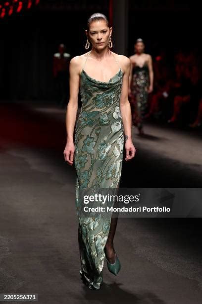 Jaime King Model Runway Uma Thurman Jaime King And More Actresses Strut