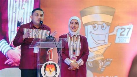 Rocky Gerung Peluk Hangat Appi Di Arena Debat Pilwali Makassar Puji Penampilan Sehati Tribun