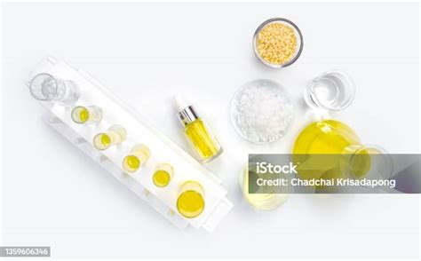 흰색 실험실 테이블에 화장품 화학 성분 칸델릴라 왁스 마이크로 크리스탈 왁스 옐로우 화장품 색상 니클 염화물 액체 및 알코올 0명에 대한 스톡 사진 및 기타 이미지 Istock