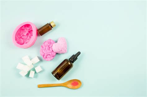 녹는 손수 만든 비누를 붓는 다른 재료의 최소한의 스튜디오 세트 흰색 용융 및 비누 기본 조각 핑크 실리콘 몰드 착색 아로마 오일 핑크 장미 비누를 사용할 준비가 부어 0