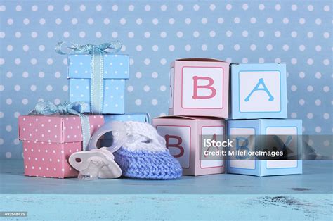 아기 아기방 부티 더미 젖꼭지 베이비 편지들이 선물 상자 베이비샤워에 대한 스톡 사진 및 기타 이미지 베이비샤워 개인 장식품 고리 물리개 Istock