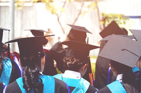 뒷면 졸업식 모자를 시작 하는 동안 대학 컨셉 교육 축 졸업 졸업식 축 하 하는 동안 대학에서 졸업생을 졸업 교육에 대한 스톡 사진 및 기타 이미지 Istock