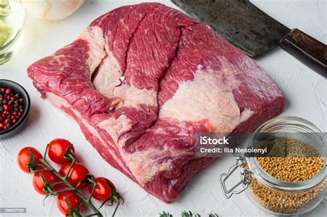 쇠고기 배꼽 생 쇠고기 브리스킷 고기 흡연을위한 재료로 바베큐 파스트라미 치료 화이트 스톤 배경 0명에 대한 스톡 사진 및 기타 이미지 Istock