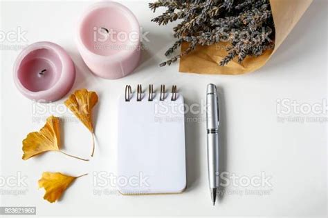 노트북 펜 양 초 은행나무 잎 라벤더 화이트 테이블에 촛불 개념에 대한 스톡 사진 및 기타 이미지 개념 계획 골 스포츠 장비 Istock