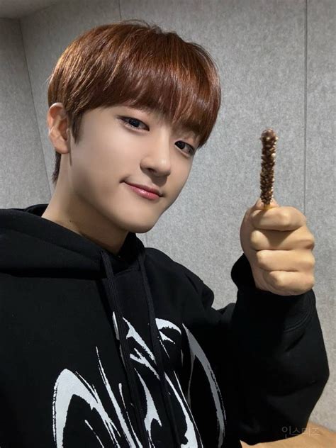 빼빼로 입에 물고 셀카 찍어 올린 남자 아이돌  인스티즈 Instiz 이슈 카테고리