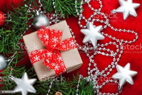 빨간색 배경에 선물 크리스마스 배경입니다 메리 크리스마스 카드입니다 겨울 휴가 테마 새해 복 많이 받으세요 텍스트를 위한 공간입니다 개념에 대한 스톡 사진 및 기타 이미지