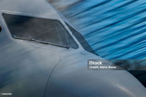상업 비행기 조종석 외관 세부 비행기의 몸으로 침투 하는 빛의 파란색과 검은 선 비행기 충돌사고에 대한 스톡 사진 및 기타 이미지 비행기 충돌사고 조종석 과거