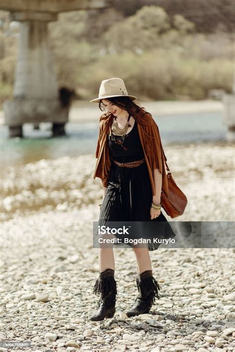 모자 프린지 판 쵸와 강 바닷가에 걷는 부츠 세련 된 Boho 집시 여자 Hipster 여행자 여자 봐 여름 여행입니다 대기 순간입니다 텍스트를 위한 공간입니다 가방에 대한