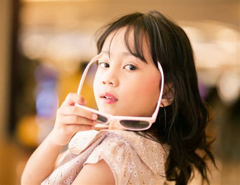 가벼운 메이크업 검은 머리 귀여운 긴 머리 눈 눈맞춤 달콤한 매력적인 발랄한 매력 배경 흐림 보케 배경 사랑스러운 선글라스 순수 스타일