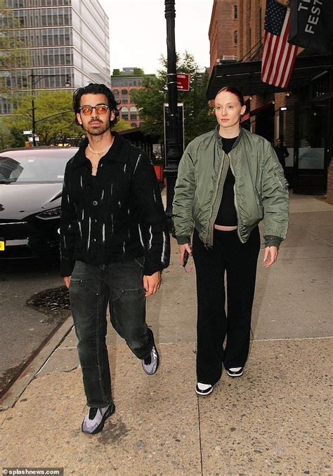 Pregnant Sophie Turner Steps Out With Husband Joe Jonas In Nyc Sophie