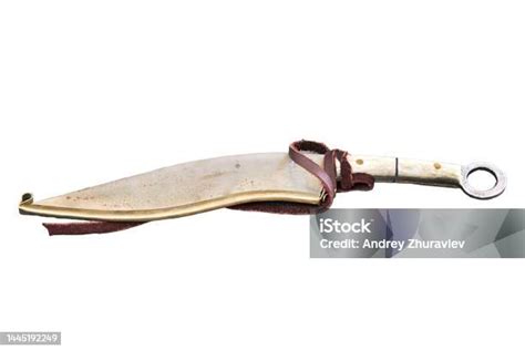 칼집에 있는 고대 로마 복고풍 단검 몸을 보호하기 위한 빈티지 비늘 갑옷 흰색 배경에 격리 고대의에 대한 스톡 사진 및 기타