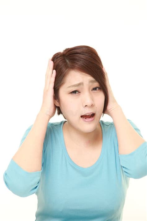 Mujer Japonesa Joven Que Se Atierra Imagen De Archivo Imagen De Envuelto Mujer