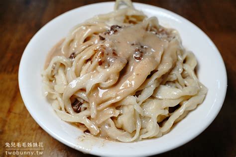 台中清水美食「老士官擀麵」懷舊眷村老味道 現擀手切麵條q勁十足，酸辣豆腐也好吃 兔兒毛毛姊妹花
