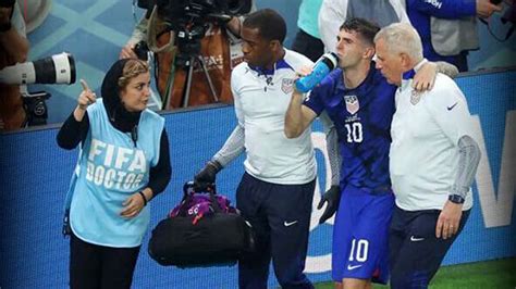 عکس این زن ایرانی کنار بازیکن آمریکا هنگام بازی با ایران چه می‌کرد؟