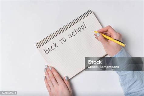 여성의 손은 메모장에 학교로 돌아가는 단어를 씁니다 맨 위 보기 고풍스런에 대한 스톡 사진 및 기타 이미지 고풍스런 공란 교육 Istock