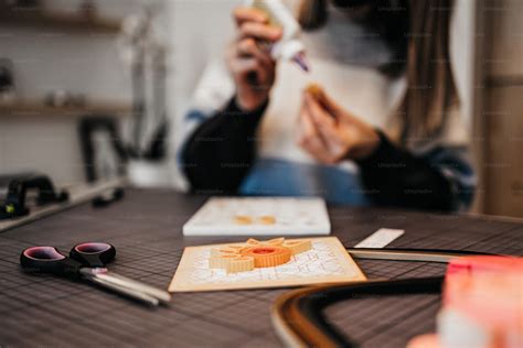 그녀의 스튜디오 또는 작업장에서 작업하는 종이 예술 디자이너이자 예술가 클로즈업 샷 사진 Unsplash의 세르비아 이미지