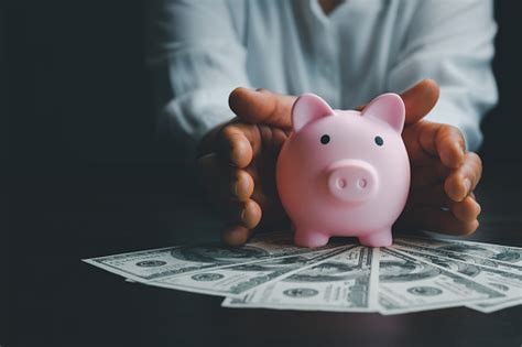 비즈니스 여성 손은 나무 테이블 배경에 돼지 저금통을 보호 돈 부와 금융 개념 금융 투자 재무 계획을 저장합니다 은퇴를위한 재무 계획 예금 개념에 대한 스톡 사진 및 기타