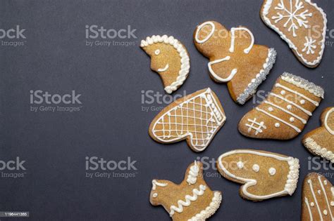 크리스마스 사탕입니다 진저 브레드 쿠키와 크리스마스 프레임입니다 메리 크리스마스 인사말 카드 배너 겨울 휴가 테마입니다 새해 복 많이 받으세요 텍스트를 위한 공간 0명에