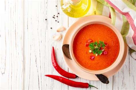 흰색 나무 바탕에 그릇에 가스 파초 수프입니다 전통적인 스페인 요리입니다 가스파초에 대한 스톡 사진 및 기타 이미지 가스파초