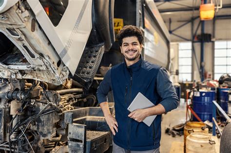 시설의 트럭 근처에 서있는 태블릿을 들고 웃는 인종 간 자동차 정비사의 초상화 고용과 노동에 대한 스톡 사진 및 기타 이미지 고용과 노동 공급망 공장 산업 건물