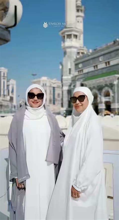 6 Foto Sarah Azhari Umrah Bareng Keluarga Manglingi Pakai Gamis And Hijab