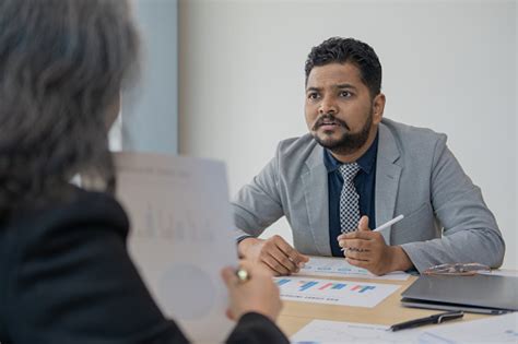 재무 보고서 또는 제안을 위한 비즈니스 회의 기술 및 인력 계획 관리 및 협업 위의 회계 프로젝트 워크플로에 대한 노트북 및 문서에 대한 행복한 토론 업무 회의에 대한 스톡
