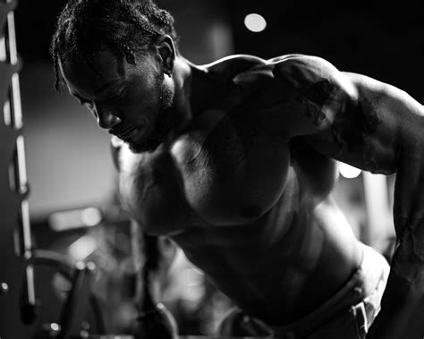 Fitnessmotivation 가슴 근육 개인 트레이너 건강 건강과 피트니스 건강한 생활 검은색 배경 결단 근육 정의 근육질의 남자 선수 들어올리다