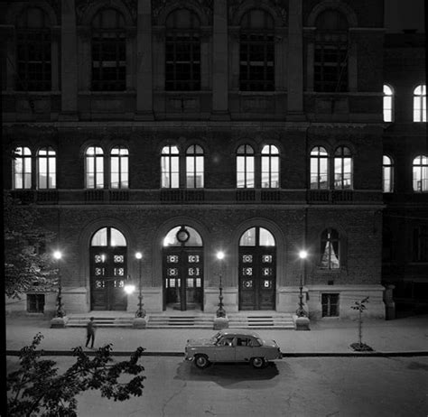 Foto RarĂ Rectorul Ubb Așteptat în Anii 70 Cu Volga La Scară Clujul Cultural