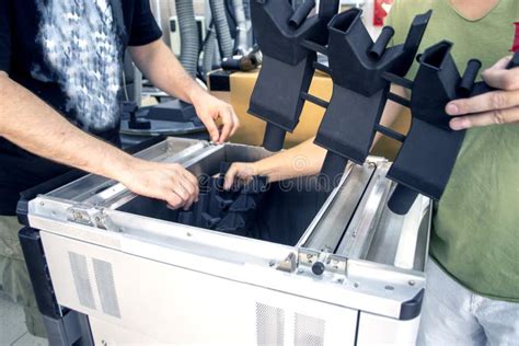 Man Saca La Impresora 3d Impresa En El Modelo De Trabajo Impresora 3d