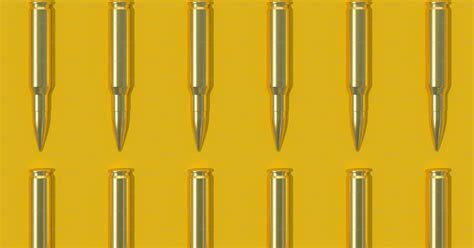 Un Fondo Amarillo Con Un Montón De Objetos Parecidos A Balas Foto