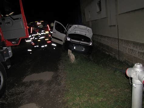 Hasiči U Obce Divec Vyprostili Z Osobního Vozu řidiče Přes Okénko Spolujezce PoŽÁry Cz