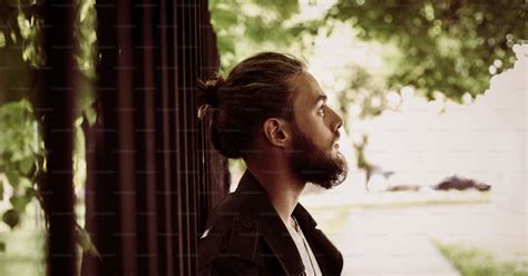 젊은 잘 생긴 히피 남자의 클로즈업 샷 복사 공간 사진 Unsplash의 이미지