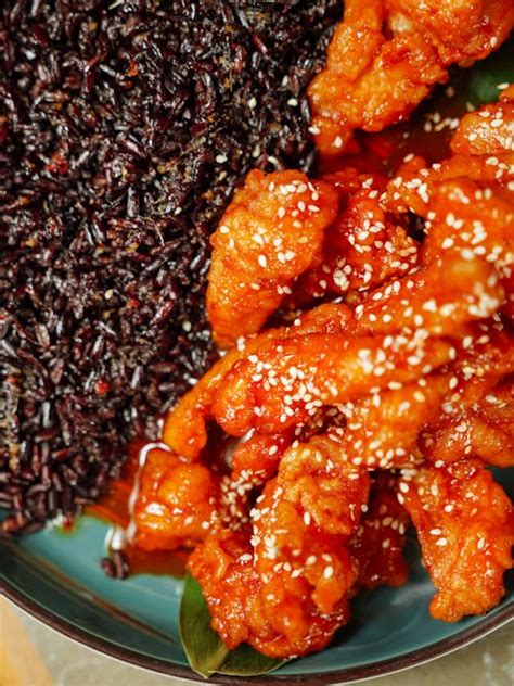 나물 맛있는 수직 쐈어 식사 아시아 요리 음식 음식 사진 참깨 콩나물 태국 음식 확대에 관한 무료 스톡 사진