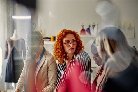 패션 디자이너 스튜디오에서 함께 일하는 크리에이티브 피플 기술에 대한 스톡 사진 및 기타 이미지 기술 기업가 다양성 Istock