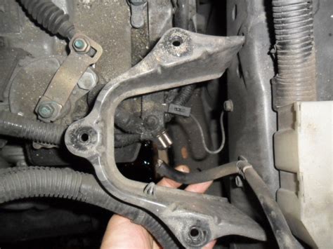 케이블의 단선은 노후도 있겠지만 엔진 마운팅의 노후 불량으로 인해 진동이 많아도 가끔 단선이 발생하기도 합니다