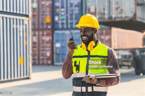 흑인 노동자 아프리카 작업 엔지니어 포먼 라디오 제어 항구화물 운송 세관 컨테이너 야드에서 아프리카 민족에 대한 스톡 사진 및