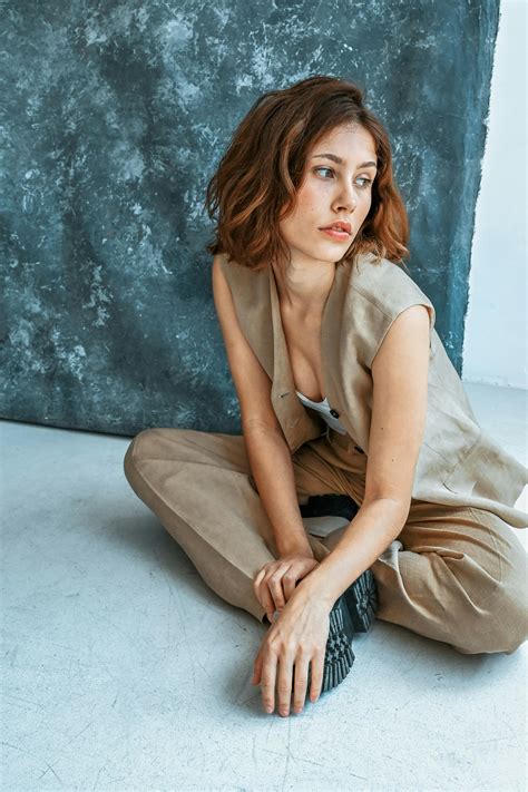 낮 도시 설정 도시 패션 도시 환경 라이프 스타일 사진 라이프스타일 미니멀리스트 배경 부드러운 조명 사람 세련된 룩 스타일리시한 실내 설정 실내 위치