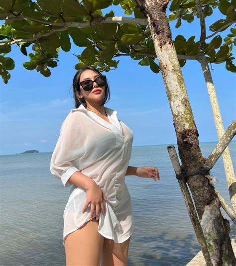 Potret Amelia NS yang Dicap Cuma Modal Seksi Padahal Berprestasi